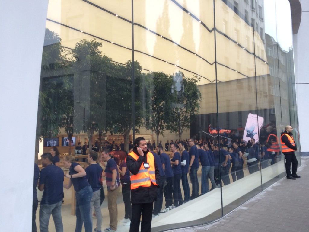 First Apple Store in Belgium opens in Brussels | The Bulletin
