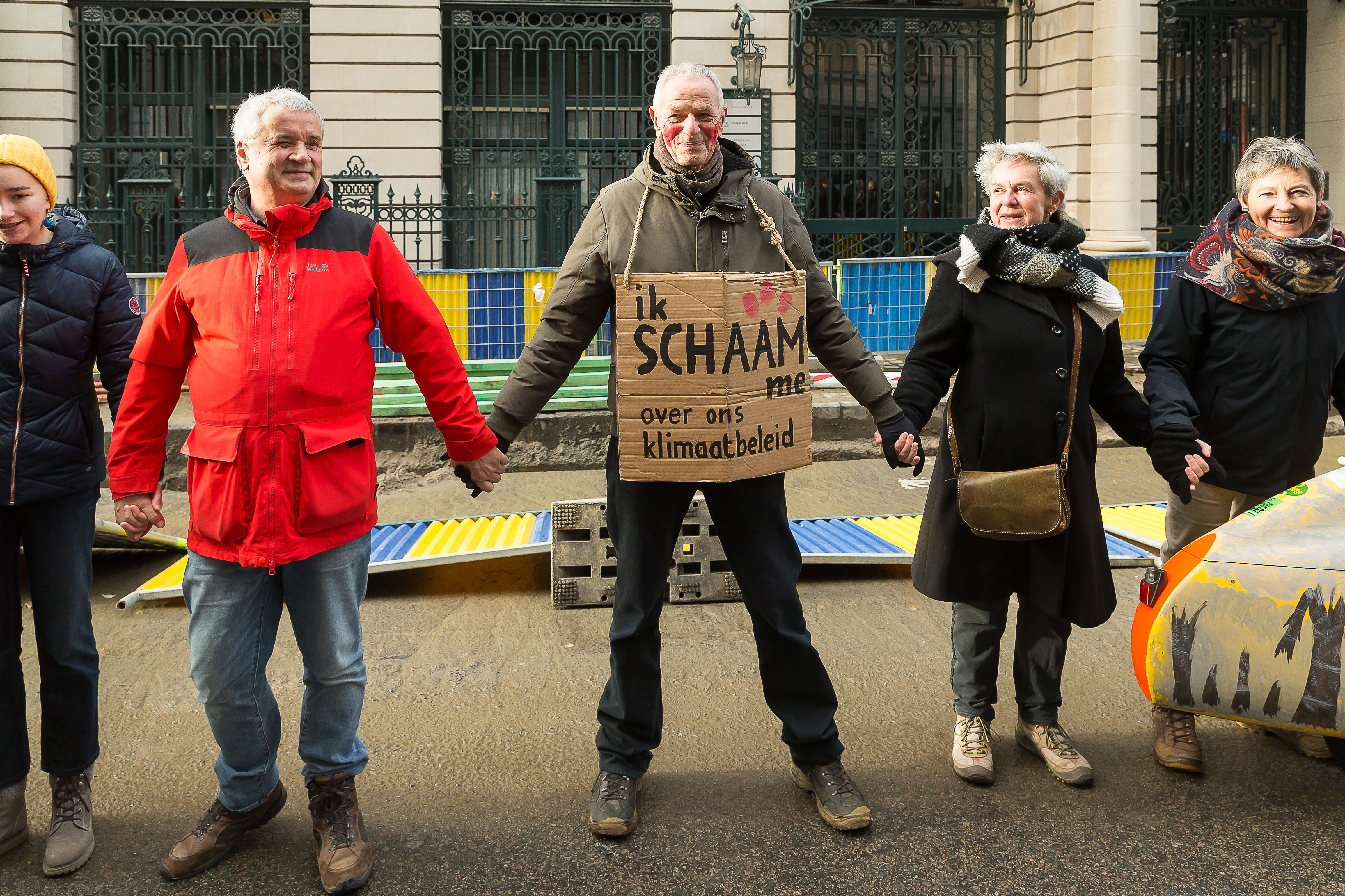 2,400 climate protesters form human chain in Brussels | The Bulletin
