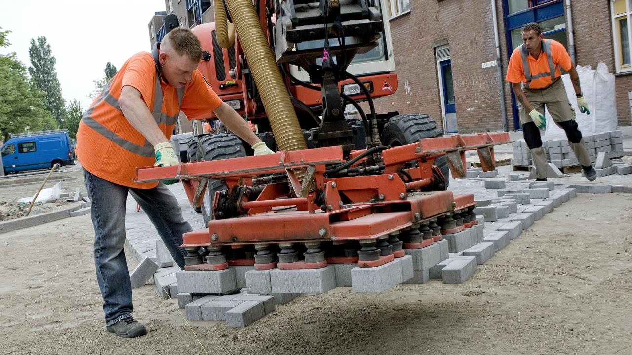 Belgian construction sector employs 100,000 foreign workers | The Bulletin