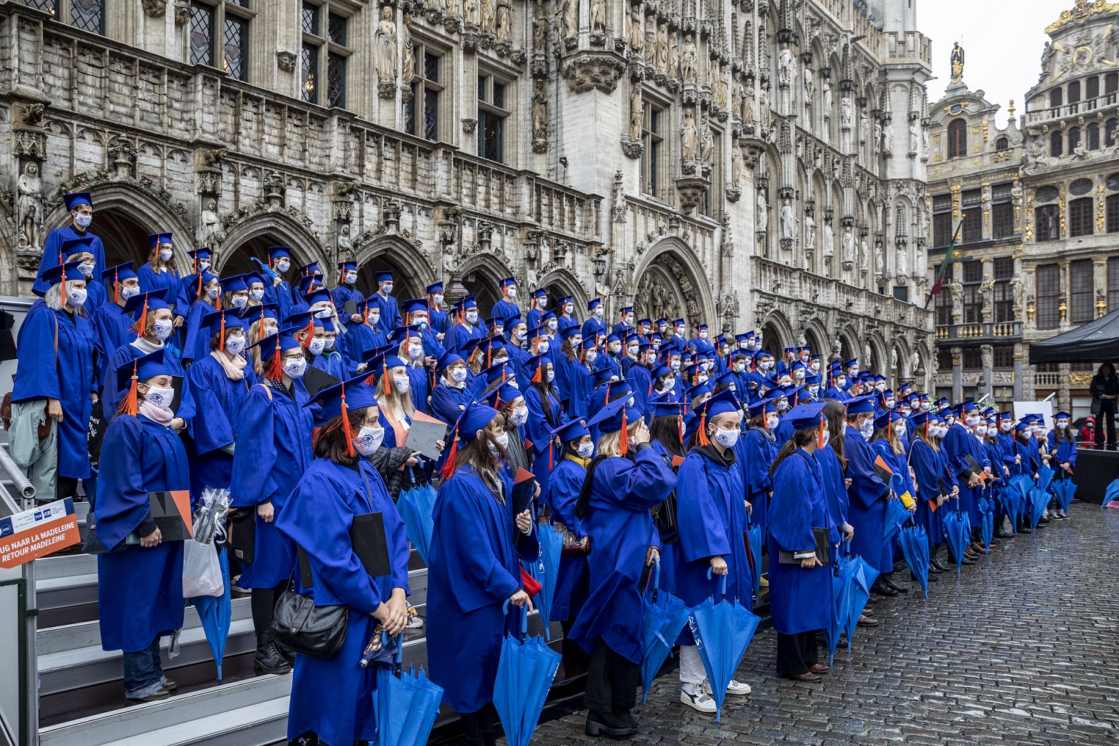 Students take to Grand-Place for corona-proof graduation ceremonies ...
